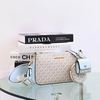 【Michael Kors】經典MK印花寛背帶三合一零錢包萬用袋斜背包(白/天藍)-momo購物網 - 好評推薦 - 2025年4月