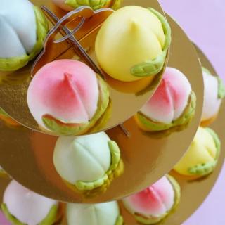 【美姬饅頭】五彩開運鮮乳壽桃塔紅豆包(一盒6入共3盒)-momo購物網 - 好評推薦 - 2025年12月