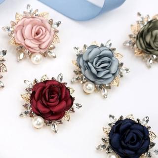 【ANGEL】時尚布藝玫瑰花珍珠胸針別針(5色可選)-momo購物網 - 好評推薦 - 2025年9月