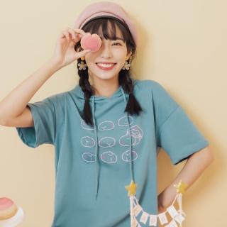 【OB 嚴選】蛋黃哥迷你壽桃線稿印花連帽短袖上衣 《IU0009》-momo購物網