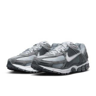 【NIKE 耐吉】運動鞋 休閒鞋 男鞋 女鞋 NIKE ZOOM VOMERO 5 氣墊 緩震 抓地力 深灰色(HF1553003)-momo ...