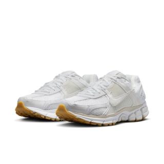 【NIKE 耐吉】休閒鞋 復古_女_W NIKE ZOOM VOMERO 5_白色(FJ2028104)-momo購物網 - 好評推薦 ...